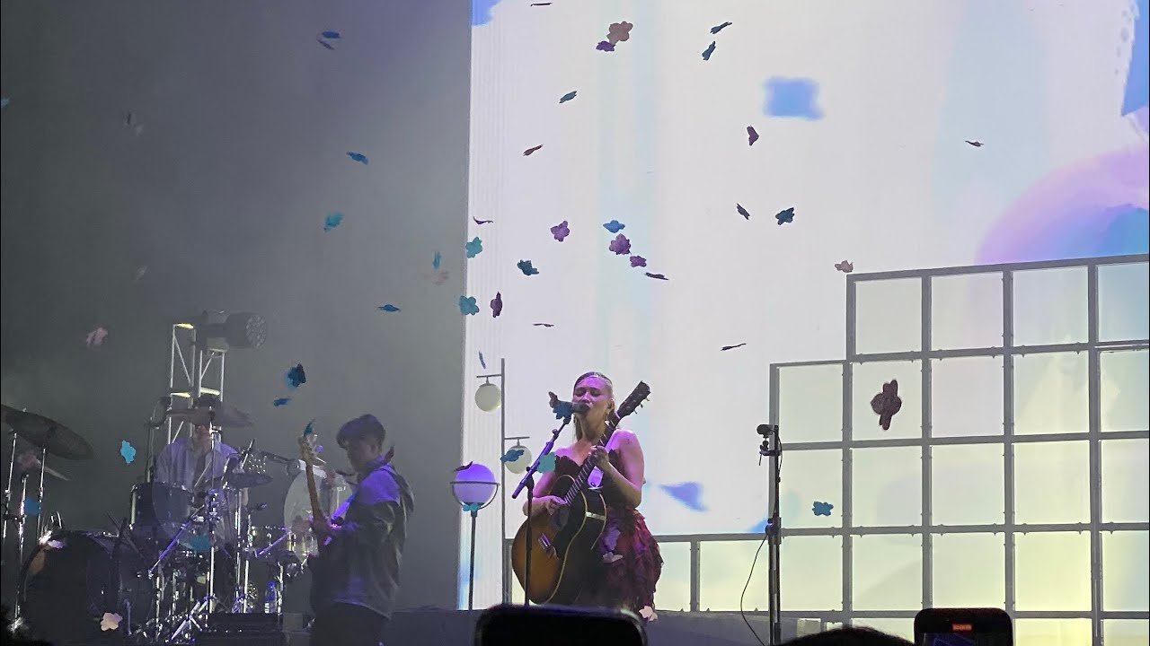 NIKI - Buzz World Tour Jakarta Day 1 🐝 - YouTube