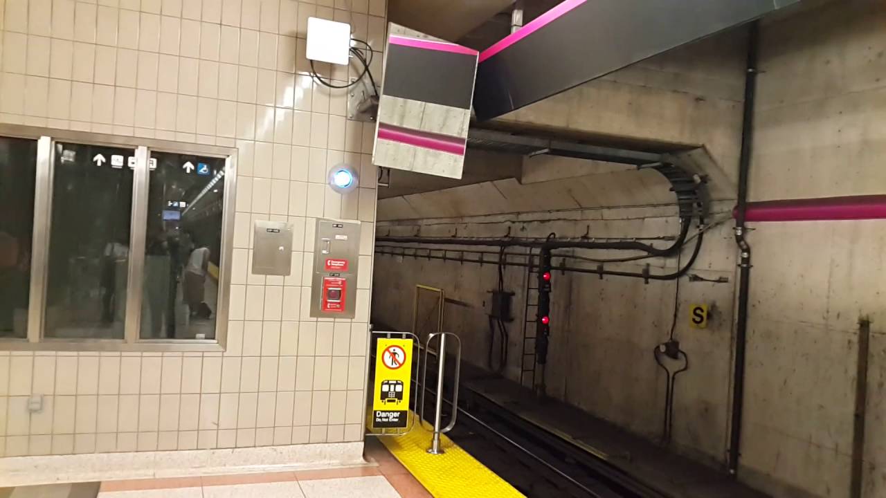 TTC Line 4 TR set 617x arrives Don Mills Station. - YouTube