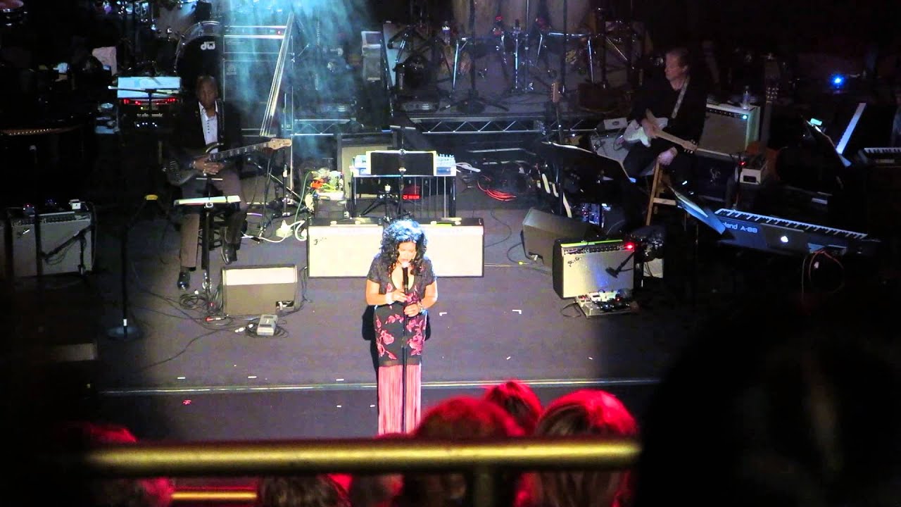 "Llorando" performed live by the implacable Rebekah Del Rio - YouTube