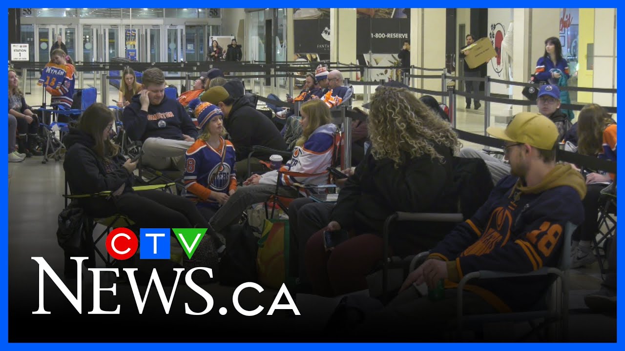 Oilers signing autographs at West Edmonton Mall - YouTube