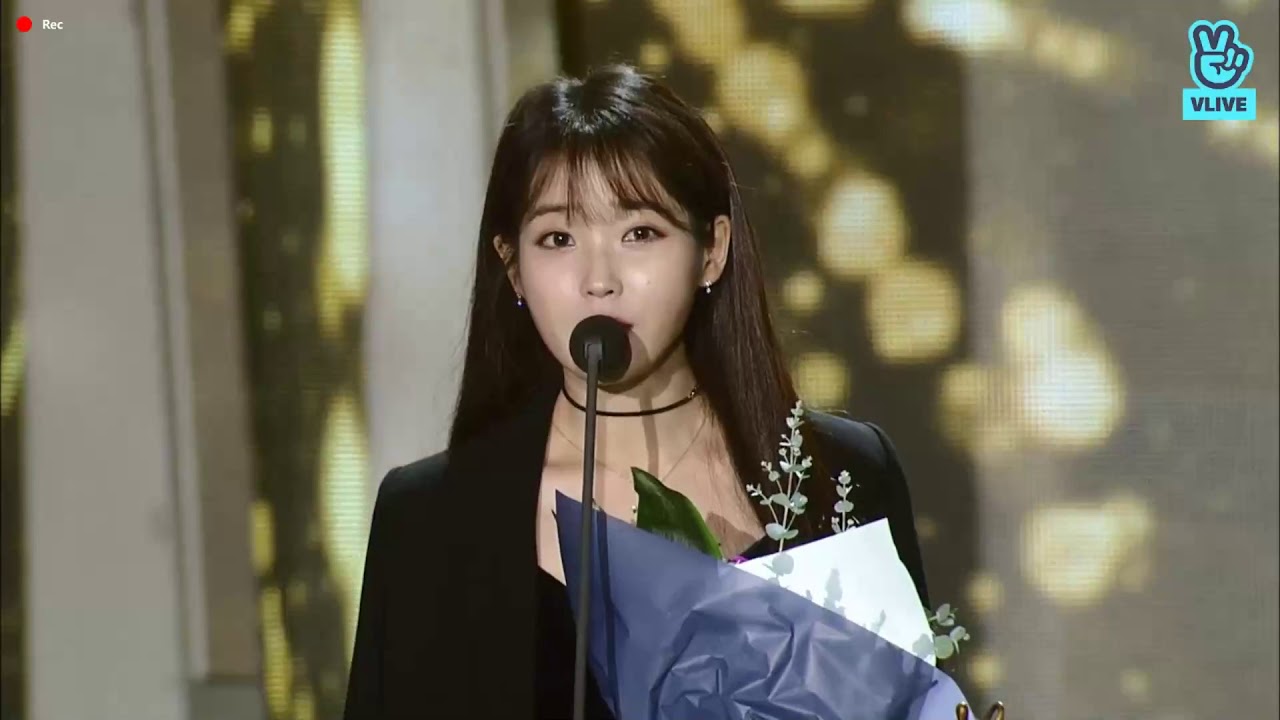 180125 IU winning Best Album Award at 27th Seoul Music Awards - YouTube