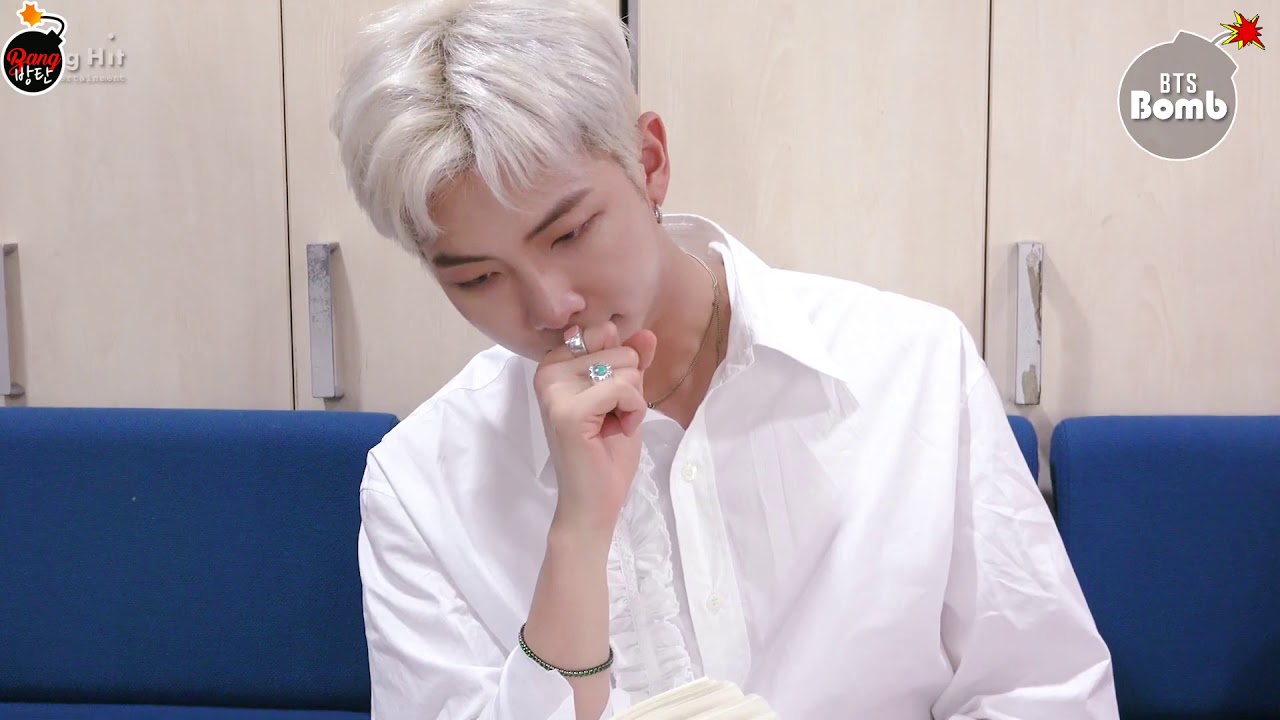 [Sub Español] [BANGTAN BOMB] RM reading a book - BTS (방탄소년단) - YouTube
