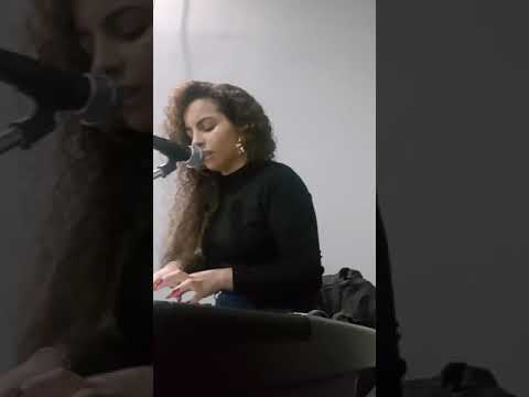 Menina cigana cantando para deus bruna