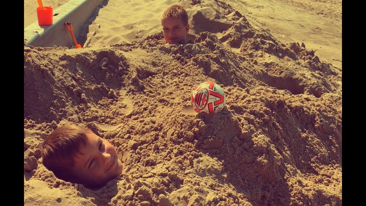 Bijna levend begraven in het zand?! 🏖 - YouTube