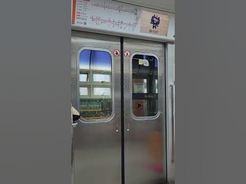 Seoul Metro Train Doors Closing - YouTube
