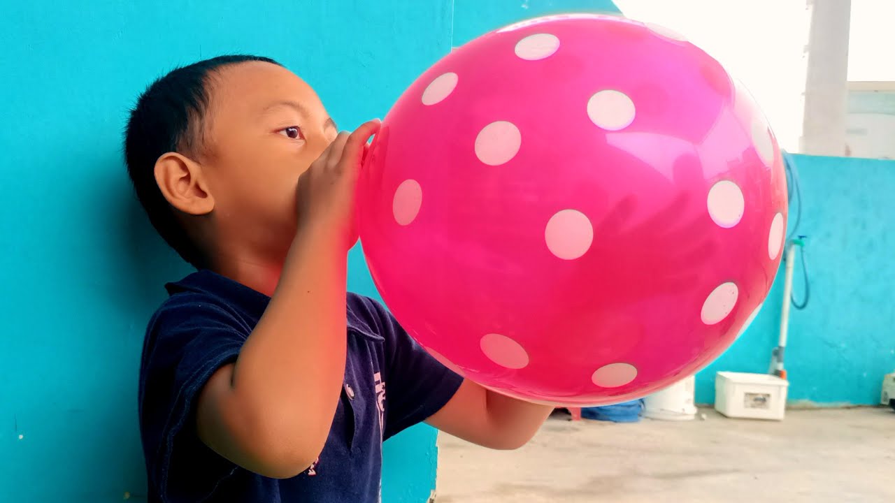 MAHER BERMAIN TIUP BALON RAKSASA SAMPAI MELETUS BALON DORRR - YouTube