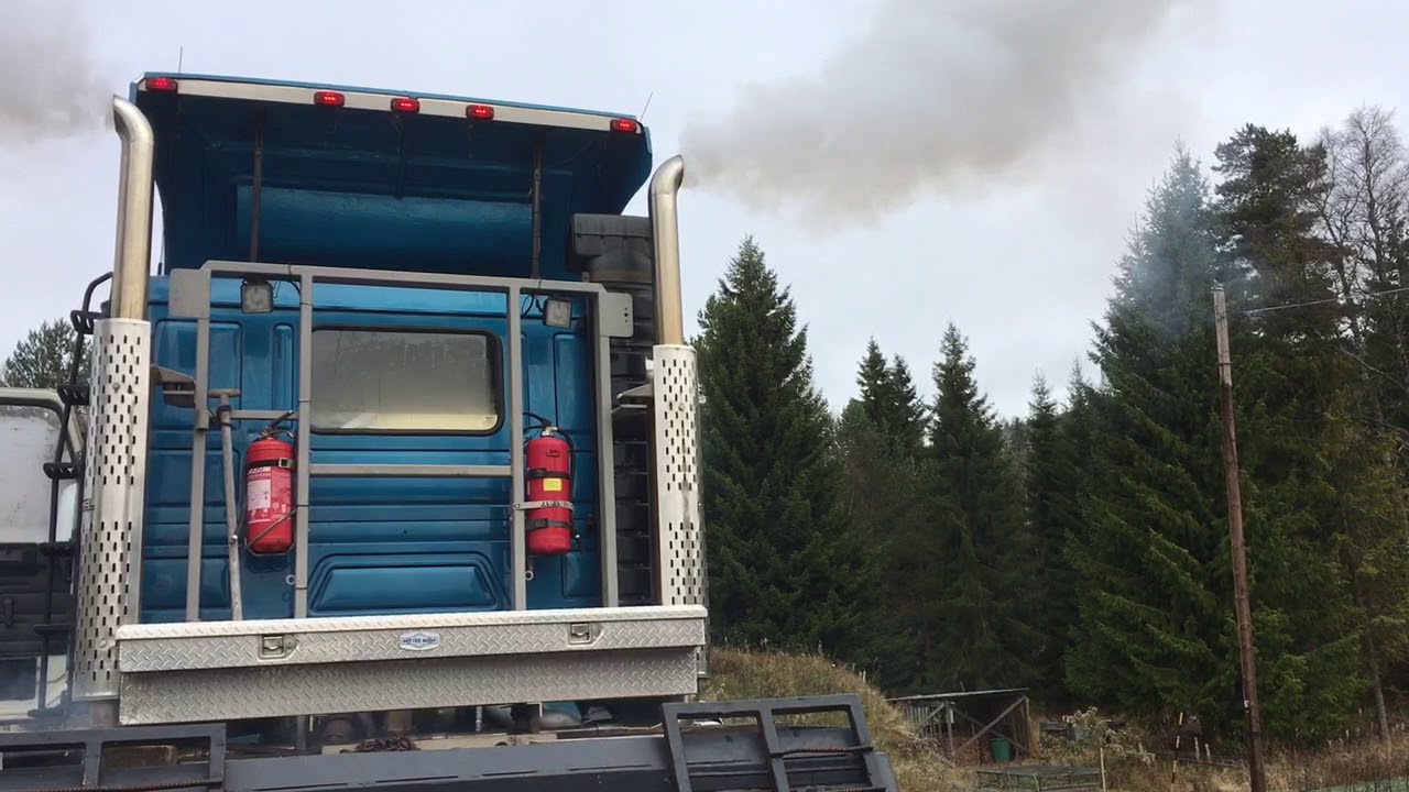 Scania 142 V8 400 HP cold start - YouTube