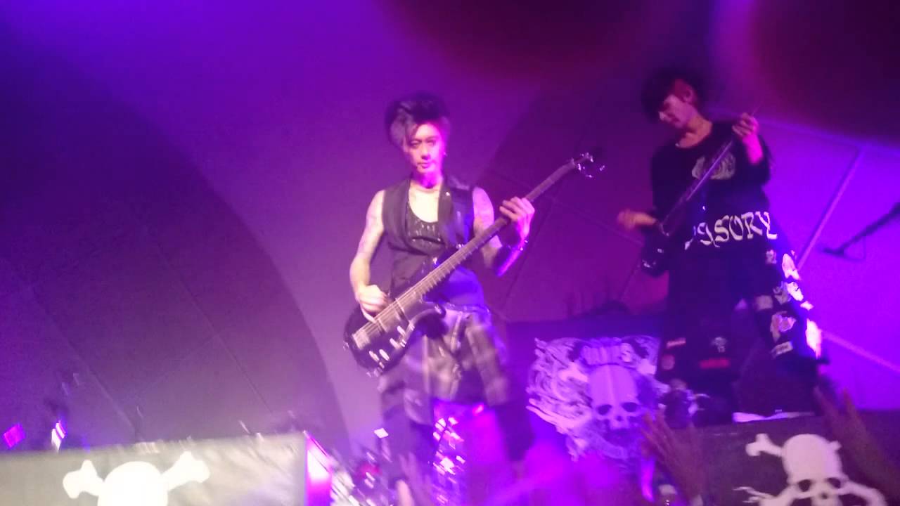 VAMPS - Devil Side (Live in Brazil) 150927 - YouTube