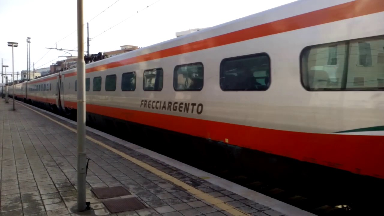 ETR 485 frecciargento in transito a Trani - YouTube