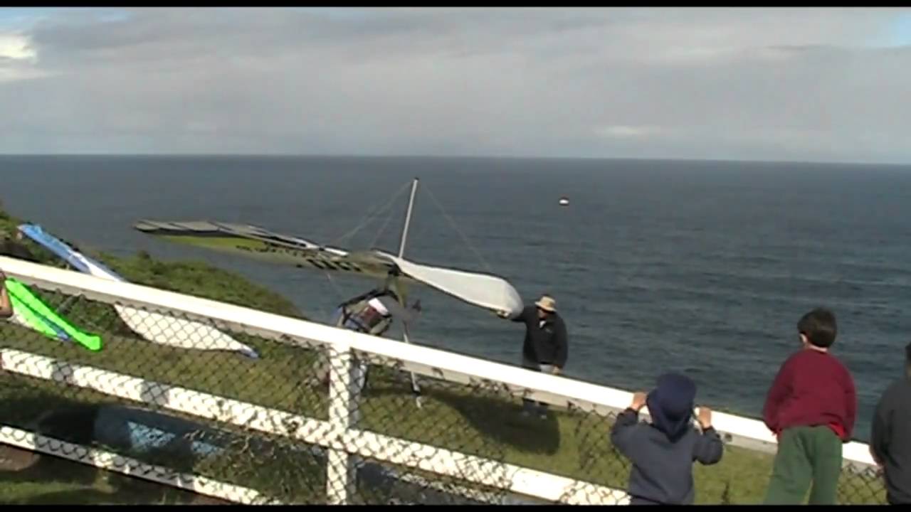 Hangliders at Strzelecki Lookout, Newcastle - YouTube