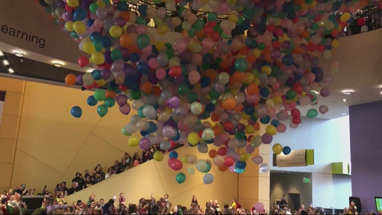 Science Center of Iowa prepares for Noon Years Eve Balloon Drop - YouTube