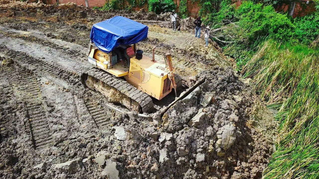 Great SHOWING Machinery Working! Heavy dump truck moving soil ...
