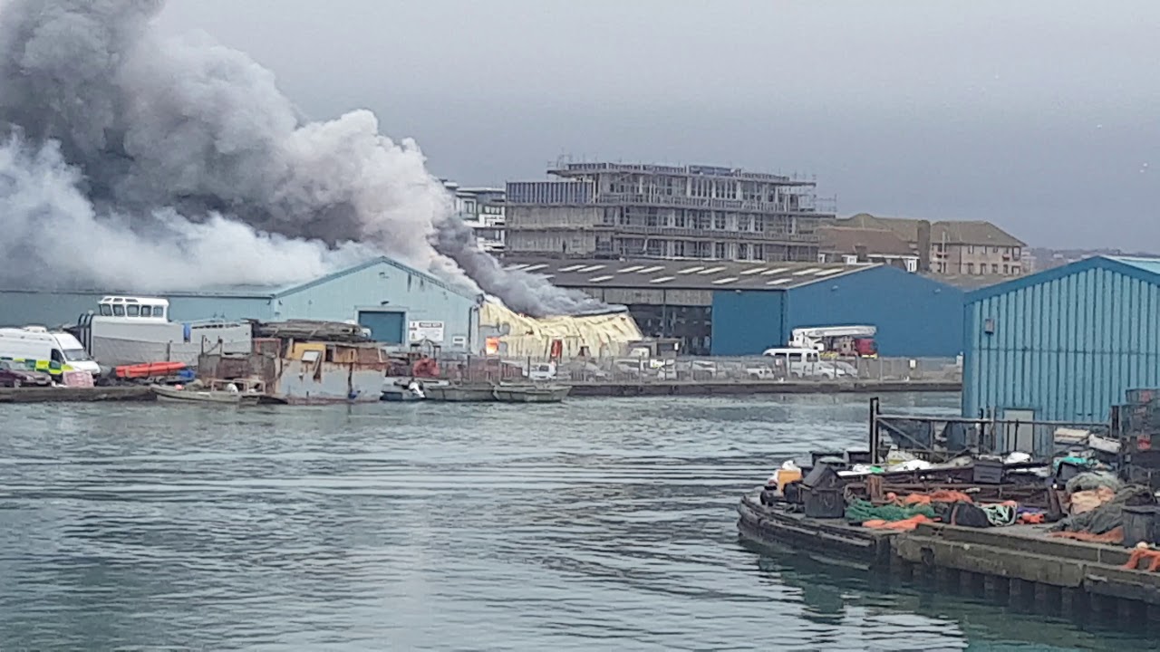 Chandlers fire on shoreham harbour 15.03.18 - YouTube