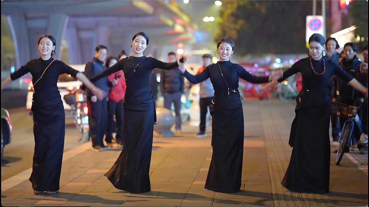 Tibetan dance “A medley of Guozhuang dances at the foot of the black ...