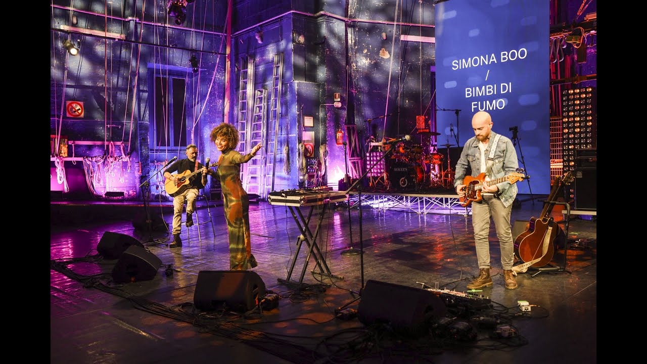 Simona Boo e Bimbi di fumo cantano "Tutt' e culure" alle Audizioni Live ...