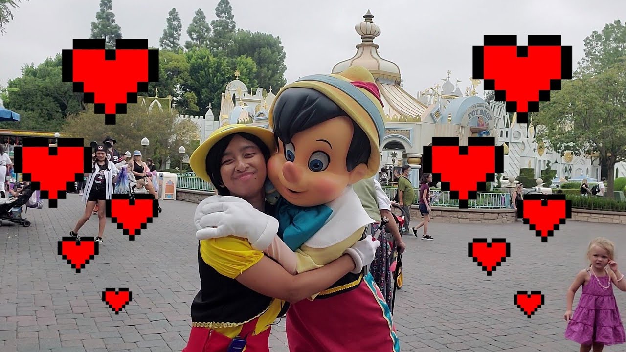 I receive Pinocchio's autograph and hug in Disneyland 2022 - YouTube
