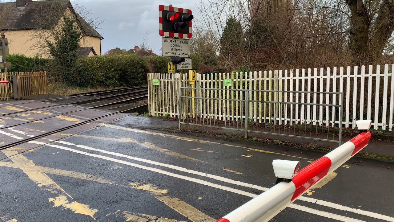 Nantwich (Shrewbridge Road) Level Crossing - Cheshire - YouTube