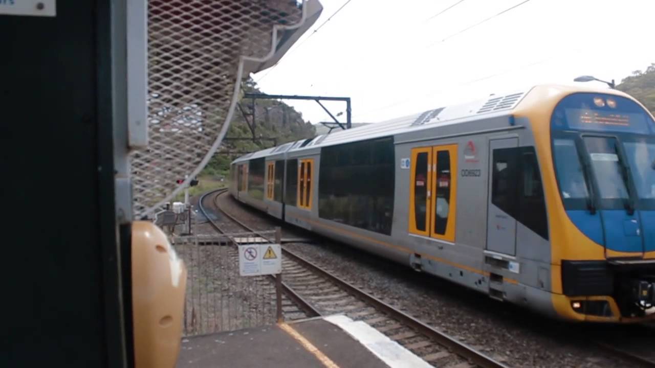 Oscar H-set arriving at Wondabyne station - YouTube