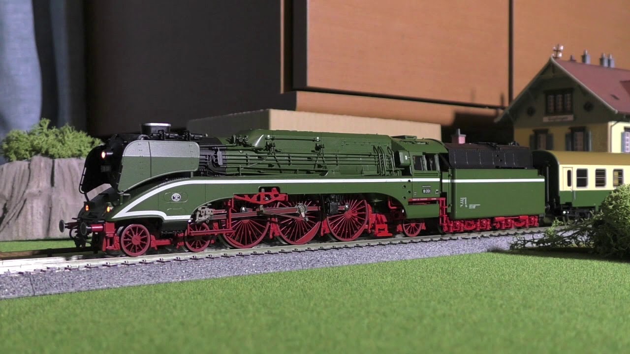 ROCO 63201 DR BR 18 201 ESU Loksound V5 - YouTube
