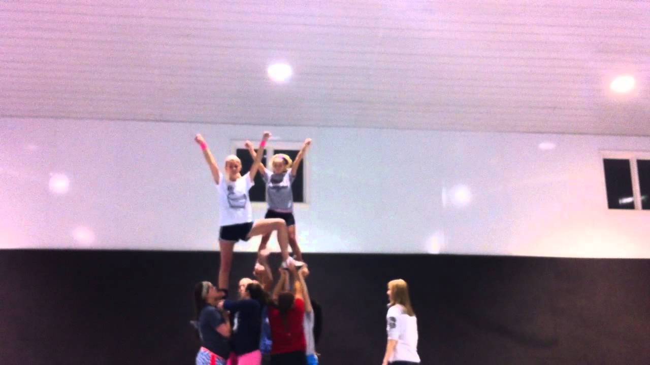 Awesome CC Cheerleading stunt - YouTube
