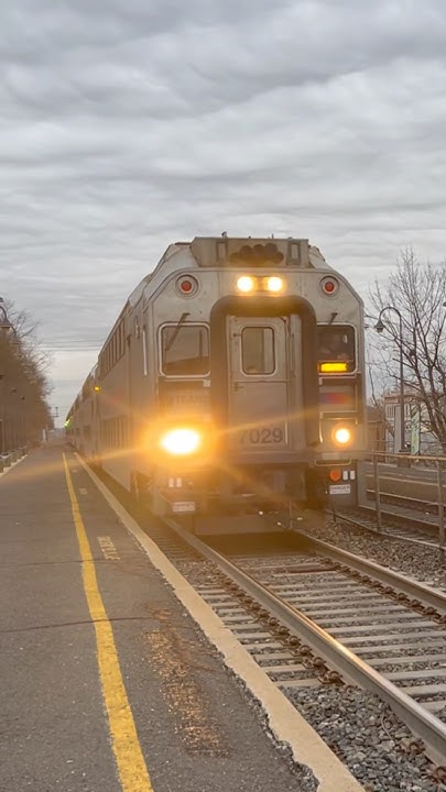 NJT 7029 cab car leads NJT 5742 with Mike (jingle bells a SAAHC & a sequence) at Dunellen,NJ ...