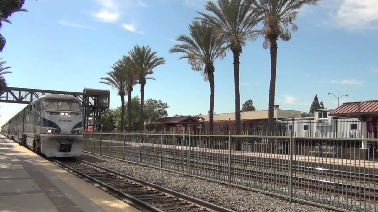 Amtrak 580 Departs Fullerton with F59PHI 451 Leading - YouTube