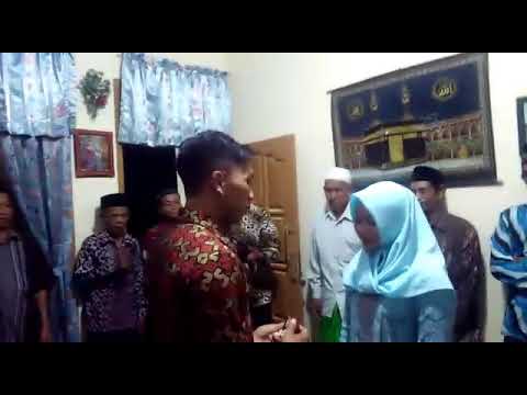 Baju kebukaa. Saat rosesi tukar cincin pasangan ini bajunya kebuka