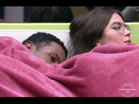 #bbb22 Jade e PA deitados agarradinhos esperando o raio x com muito sono!