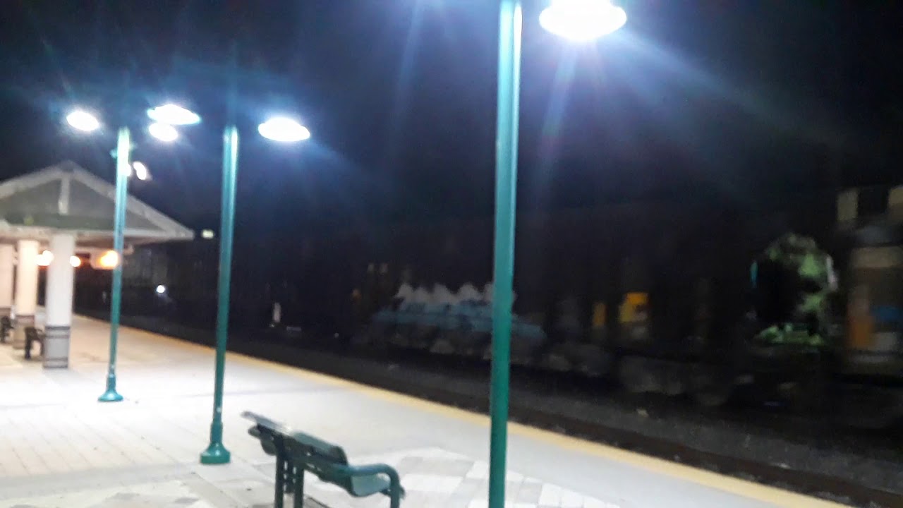 Csx train 452 with rebuilt sd70mac on trail. - YouTube