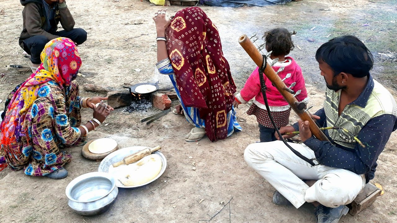 RAJASTHANI WOMEN COOKING FOOD💕Village life of India💕Rural Life of ...