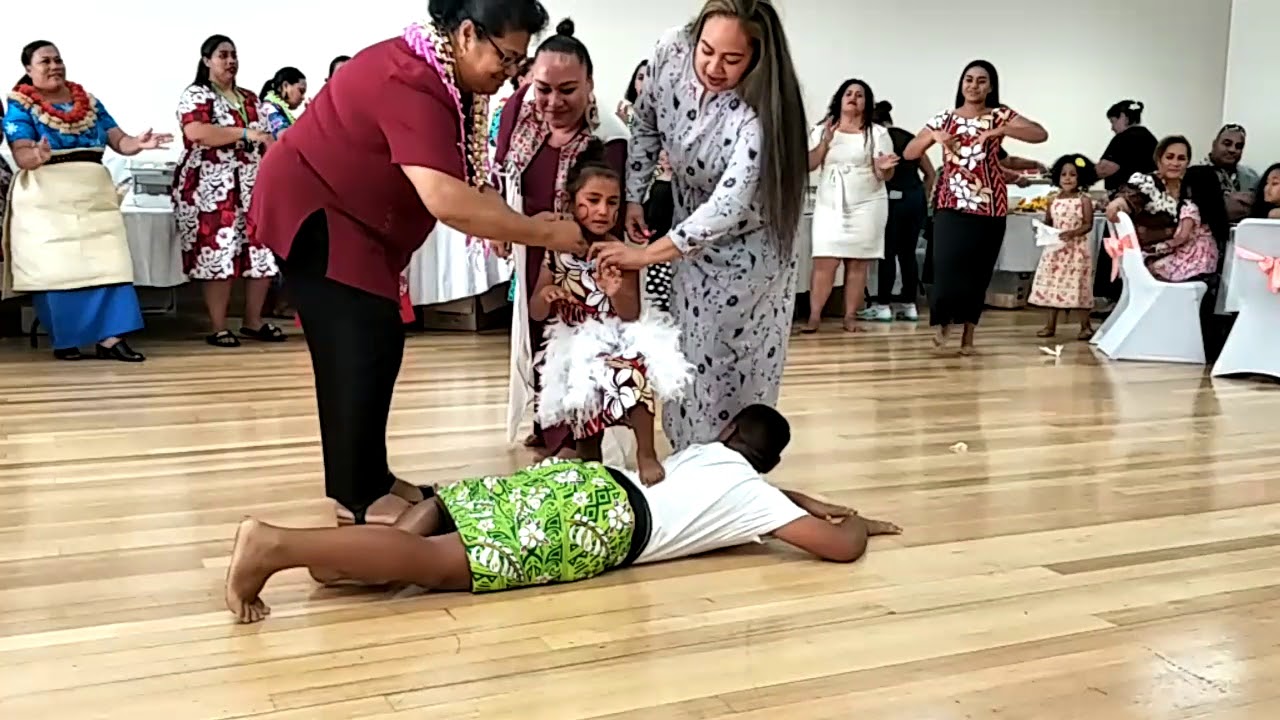 Pele's Le Tausala Samoa dance - YouTube