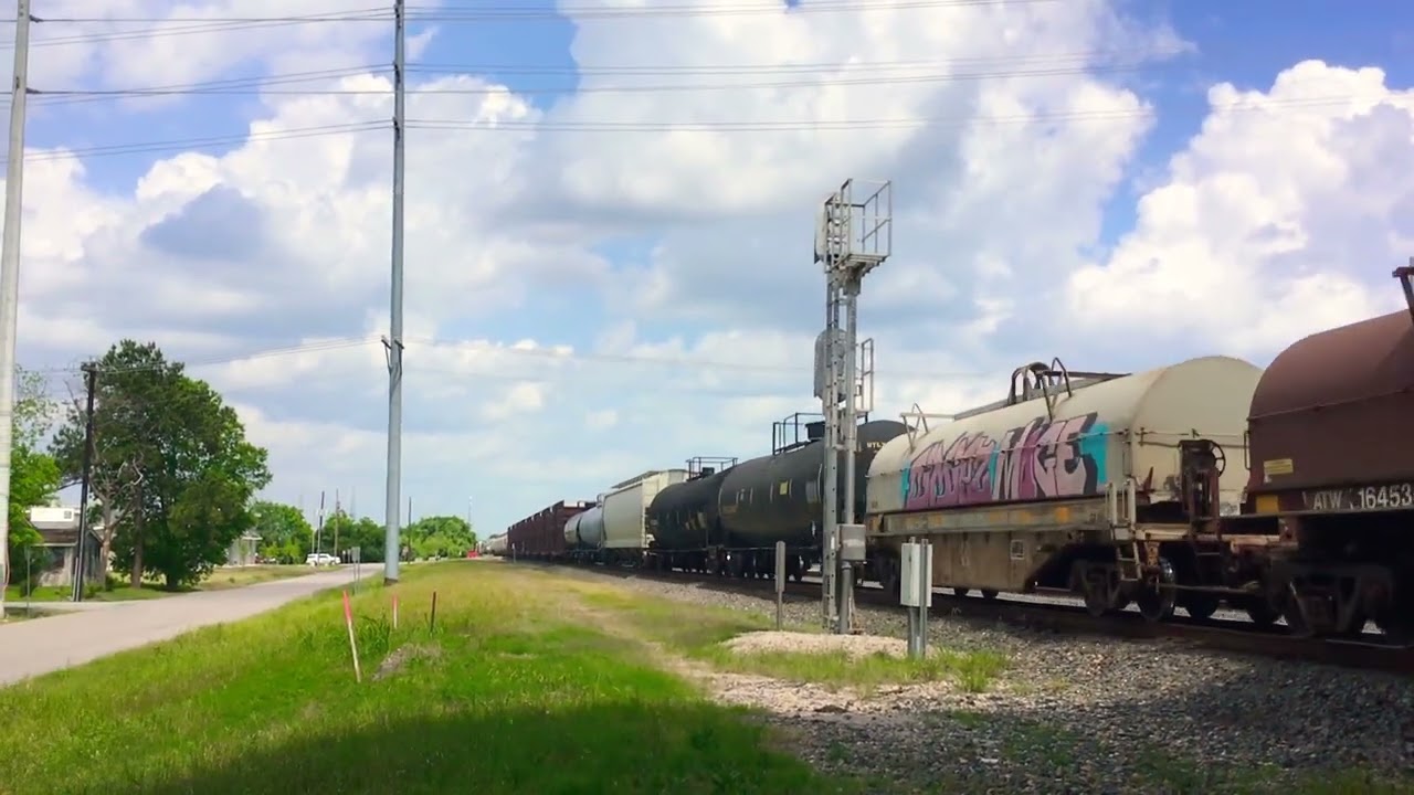 KCS 4139 SD70ACE leads mixed freight train, Rosenberg Texas 4/30/22 ...