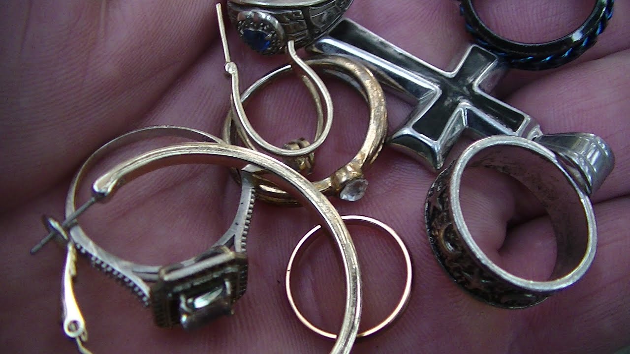 Metal Detecting Chicago Beaches - YouTube