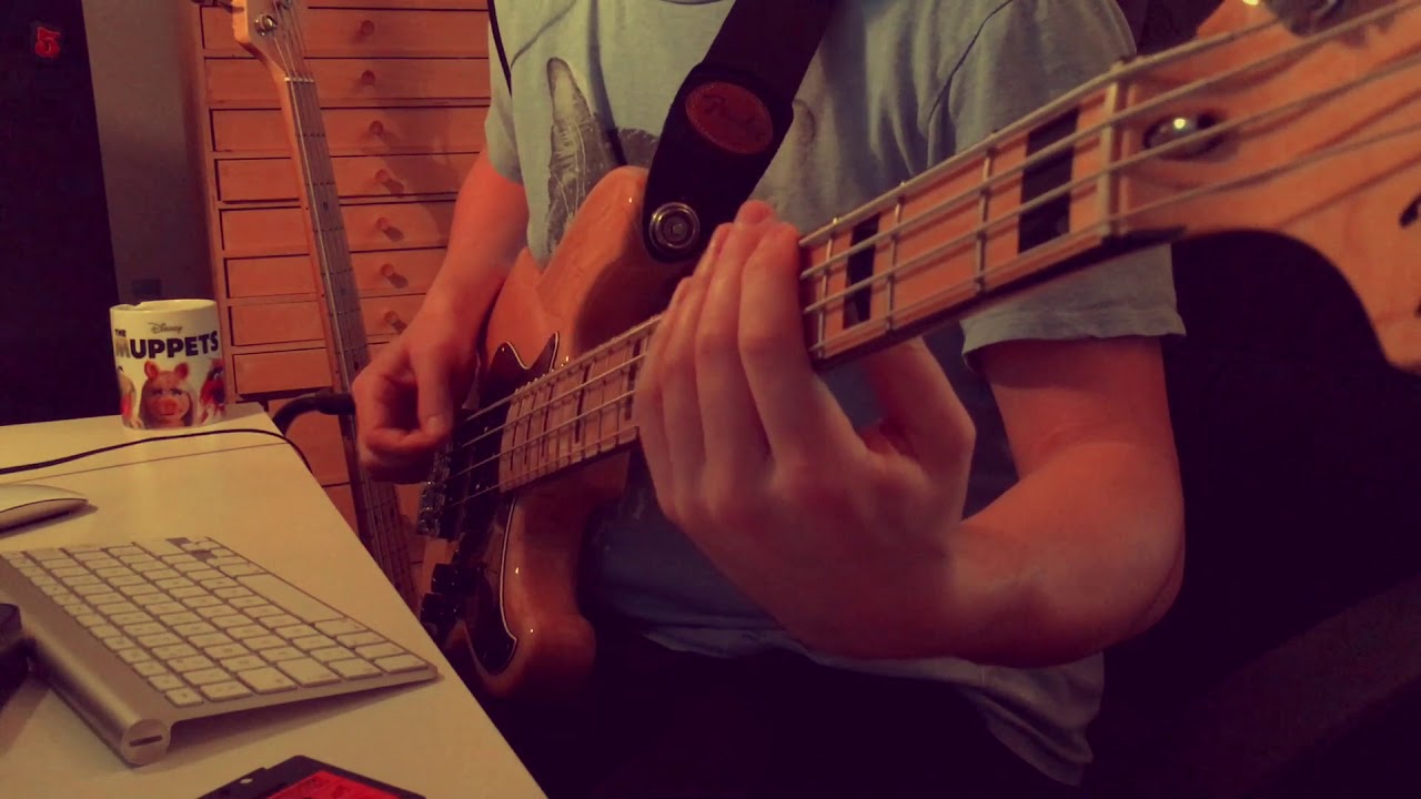 Kaiser Chiefs - I Predict A Riot (Bass play along) - YouTube