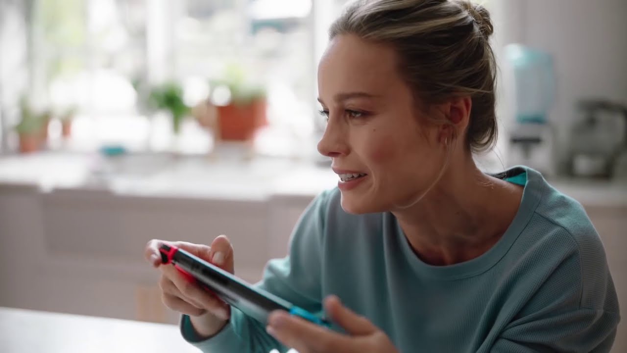 Brie Larson plays her favorite Nintendo Switch games - YouTube