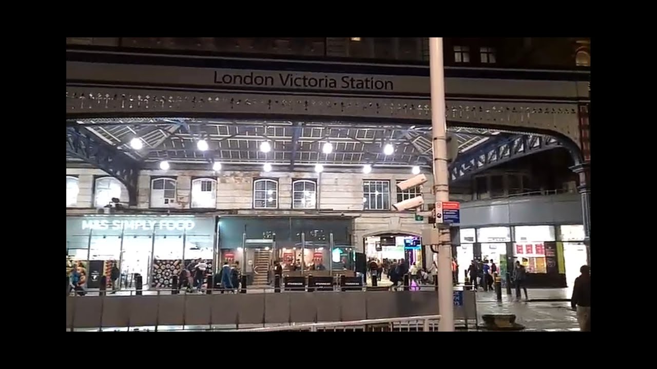 Victoria station l London night walk l England UK - YouTube