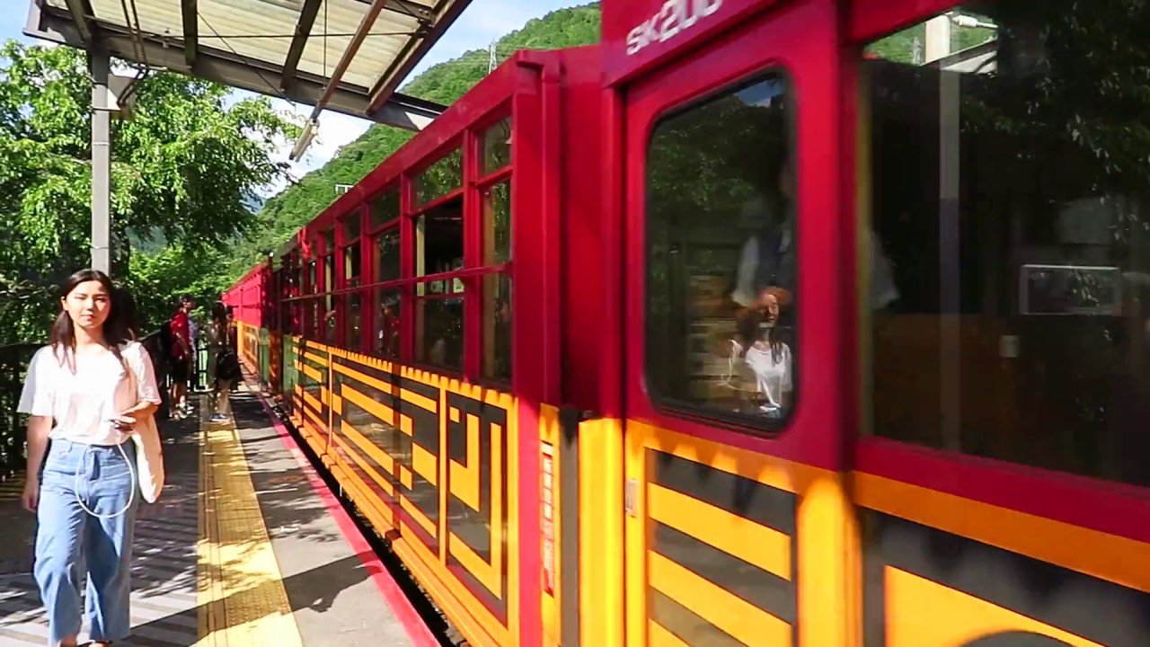 [HD] The Sagano Romantic Train arrive the Kameoka torokko station - YouTube