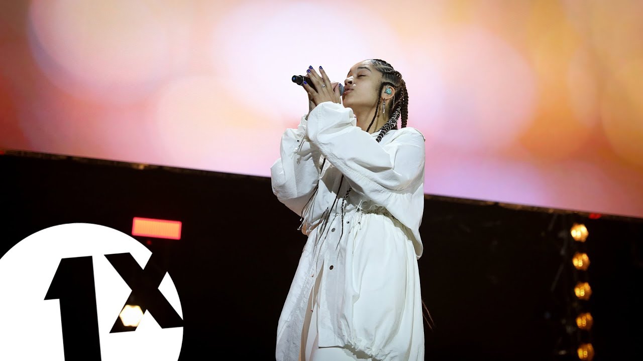 Ella Mai - Boo'd Up (1Xtra Live 2018) - YouTube