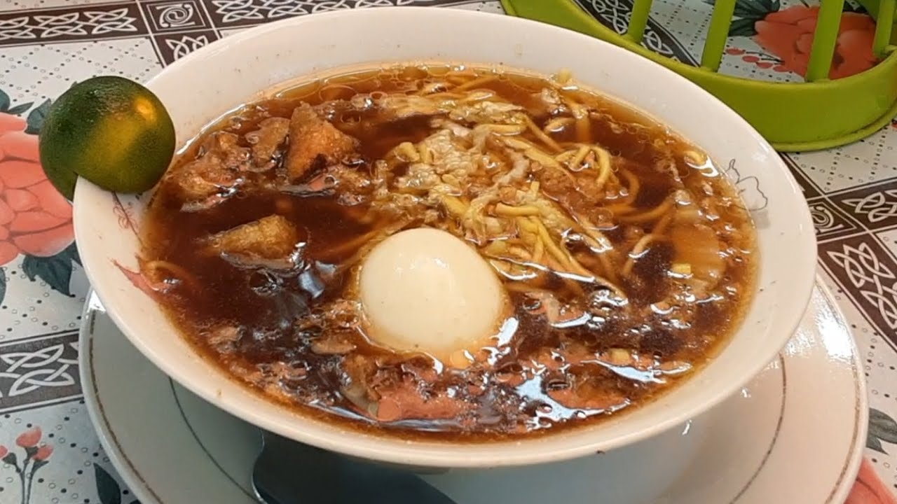 EATING BATCHOY UNDER A CENTURY OLD TREE IS SATISFYING - YouTube