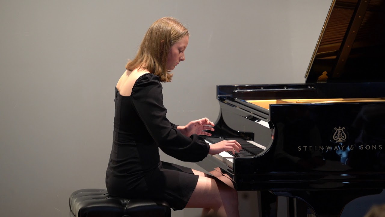 Anne-Sophie Corry : Beethoven's Rondo in C Major Op. 51 No. 1 - YouTube