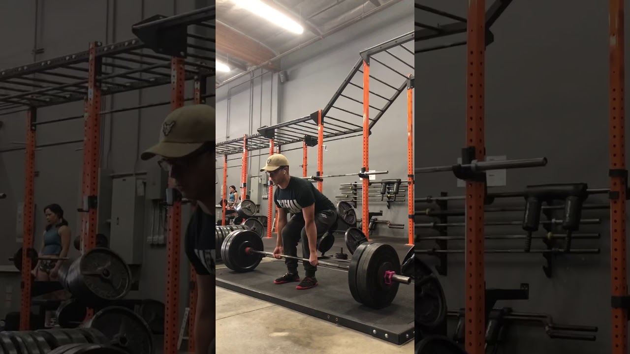 Last set of comp deadlifts - YouTube
