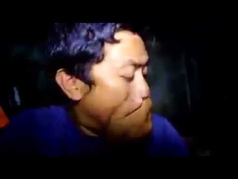 Video lucu bapak-bapak  sedang menyusui anaknya yang masih balita.