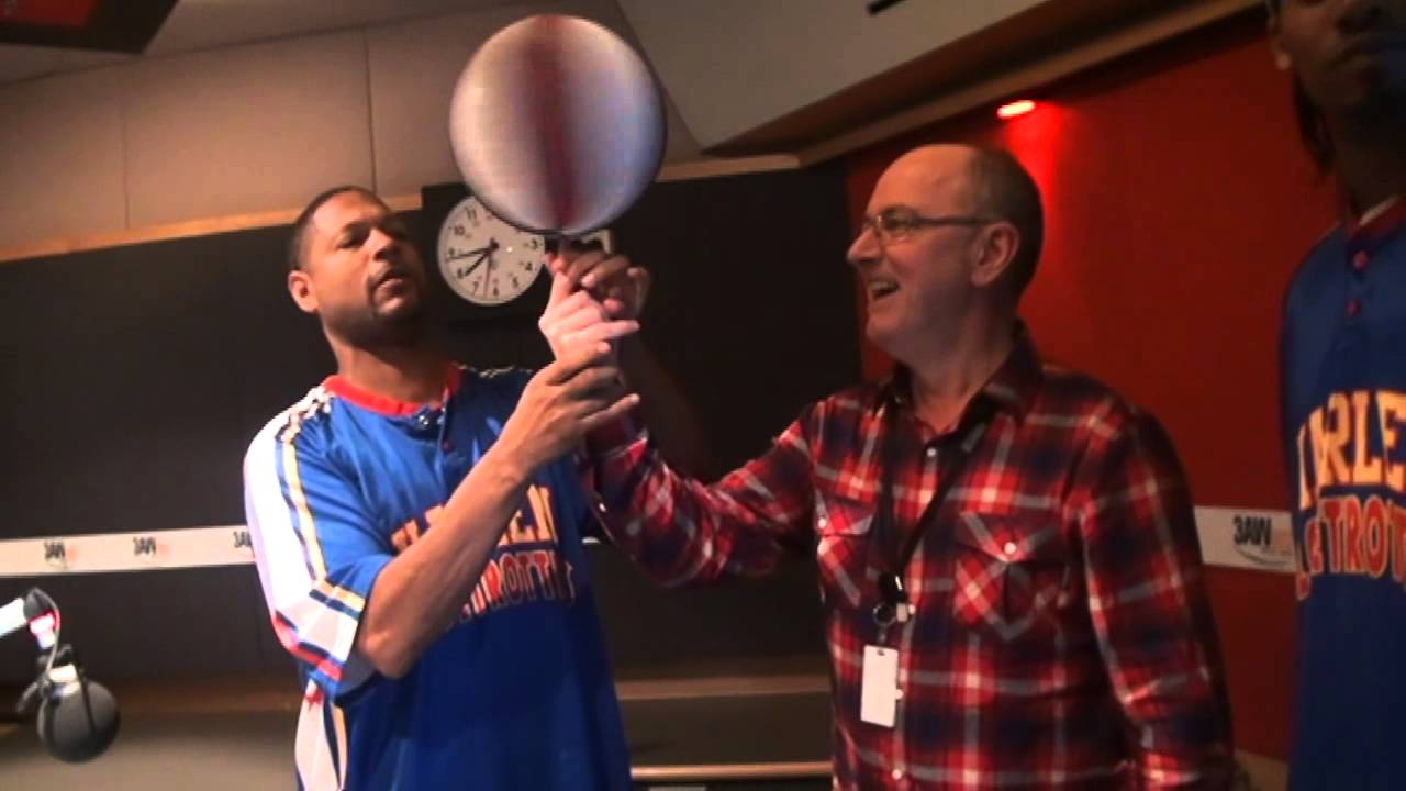Globetrotters teach Ross some tricks - YouTube