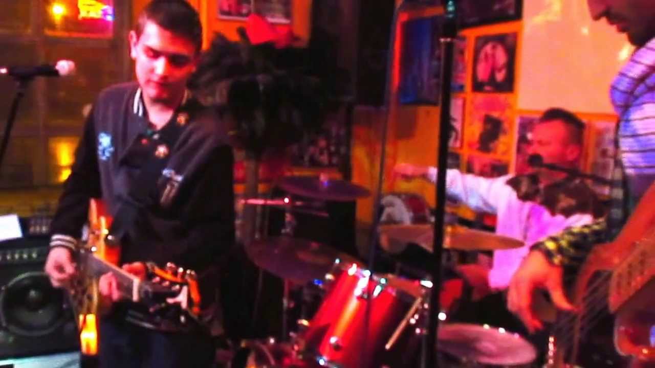 Black Frogs Bop To Be (Billy Swan) - YouTube