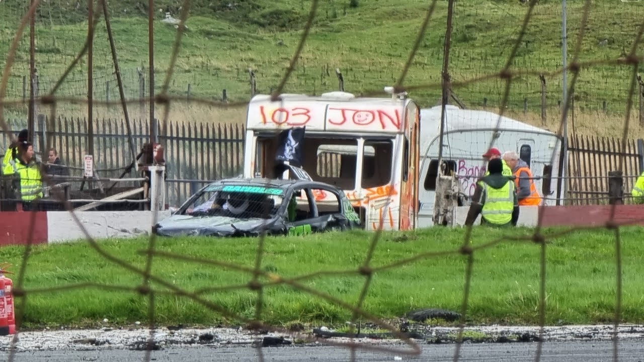Caravan Banger Racing at Buxton Raceway - YouTube
