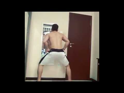 Homem dançando bumbum tam tam e rebola muito