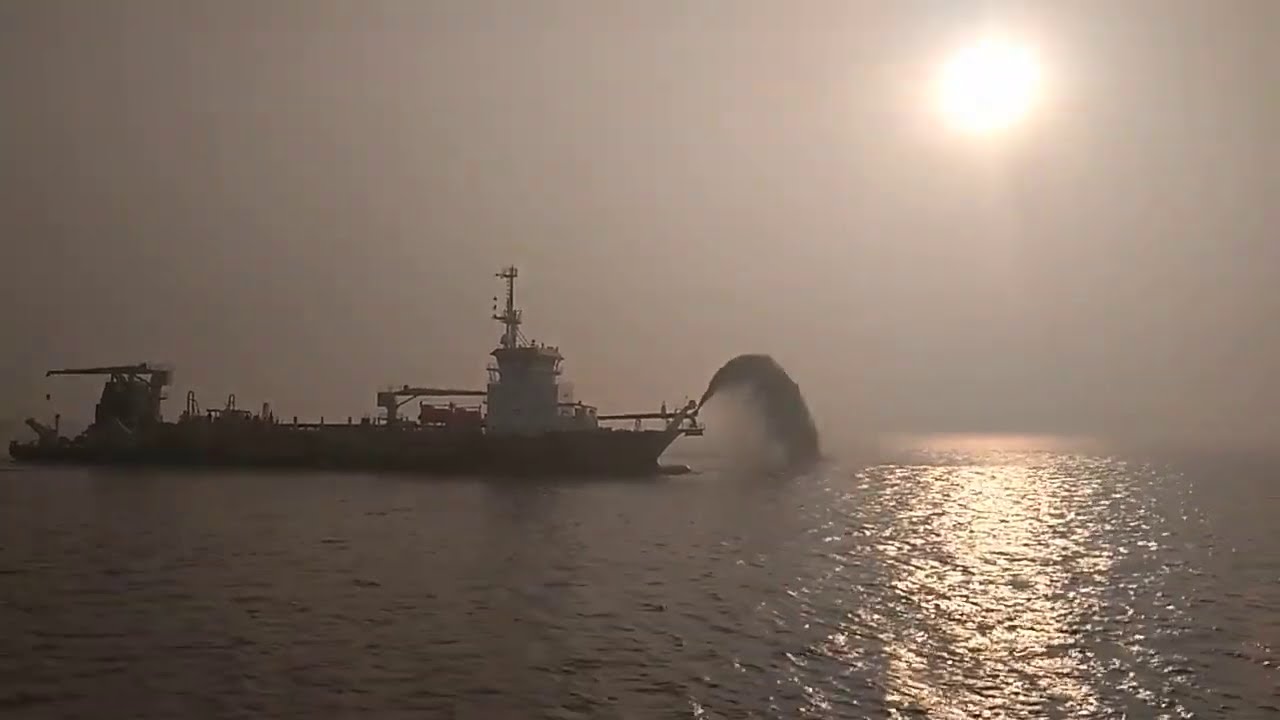 TRAILING SUCTION HOPPER DREDGER TSHD RAINBOW DREDGING - YouTube