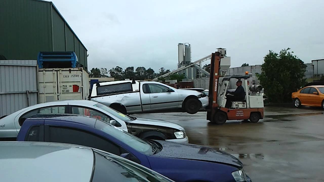 HOLDEN SMASH FORD - YouTube