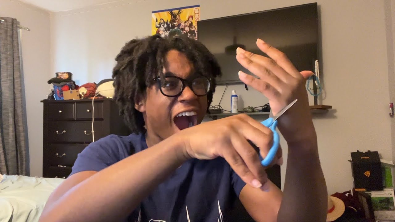 THIS DUDE CUT HIS HAND OFF LIVE ON STREAM - YouTube