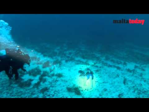 Rescue divers locate dead body on seabed - YouTube